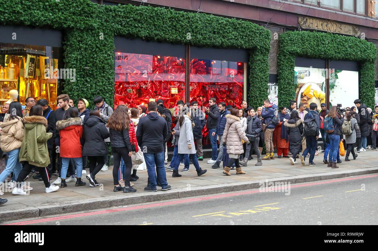 Shoppers queue outside harrods hi-res stock photography and images - Alamy