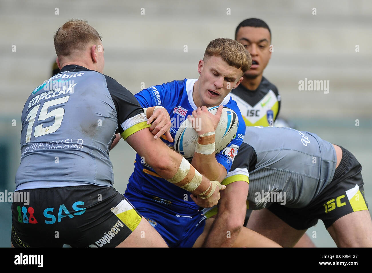 Leeds rhinos ash handley runs hi-res stock photography and images - Alamy