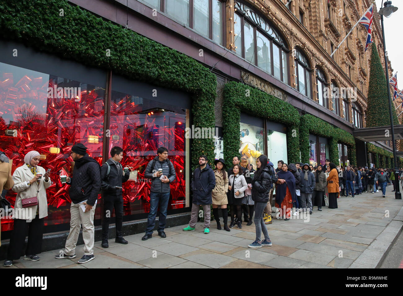 Shoppers queue outside harrods hi-res stock photography and images - Alamy