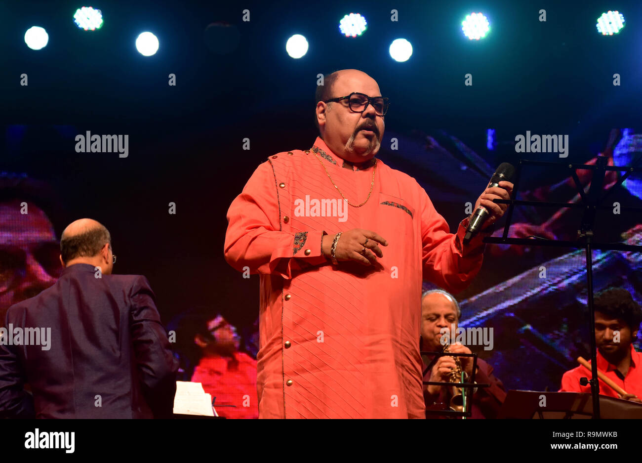 Singer Jolly Mukherjee performs at Anand-Milind musical night at ...