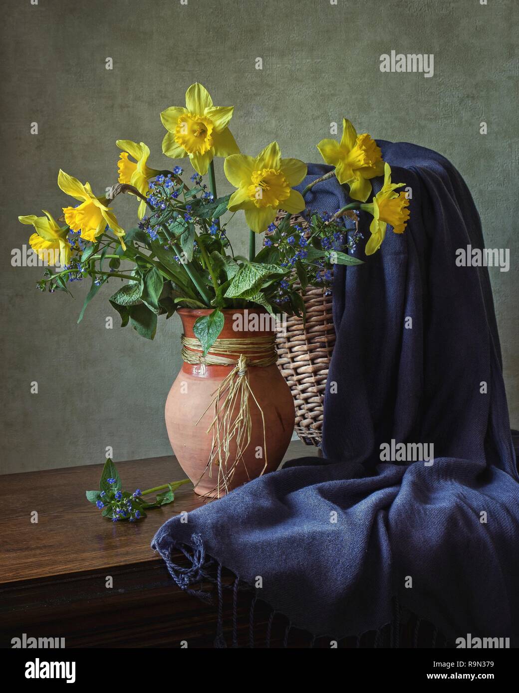 Still life with bouquet of yellow daffodils Stock Photo - Alamy