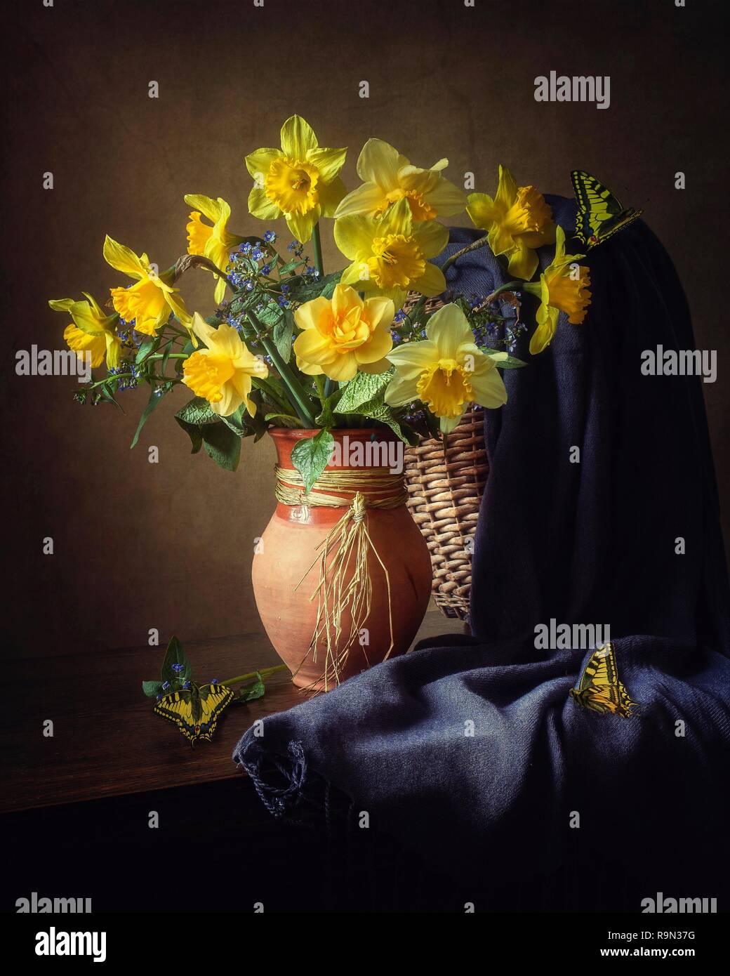 Still life with bouquet of yellow daffodils Stock Photo - Alamy