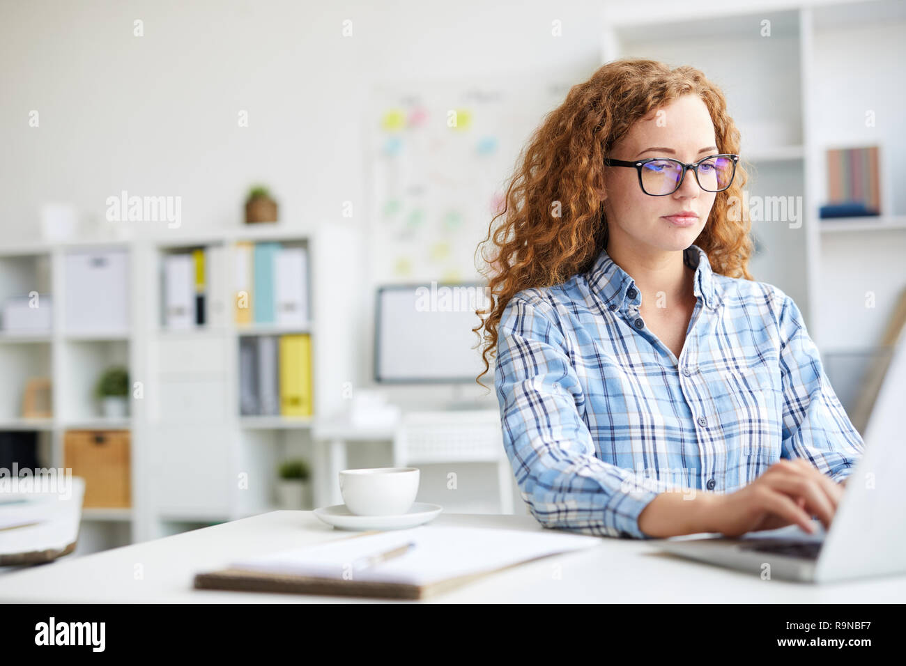 Financial analyst hi-res stock photography and images - Alamy