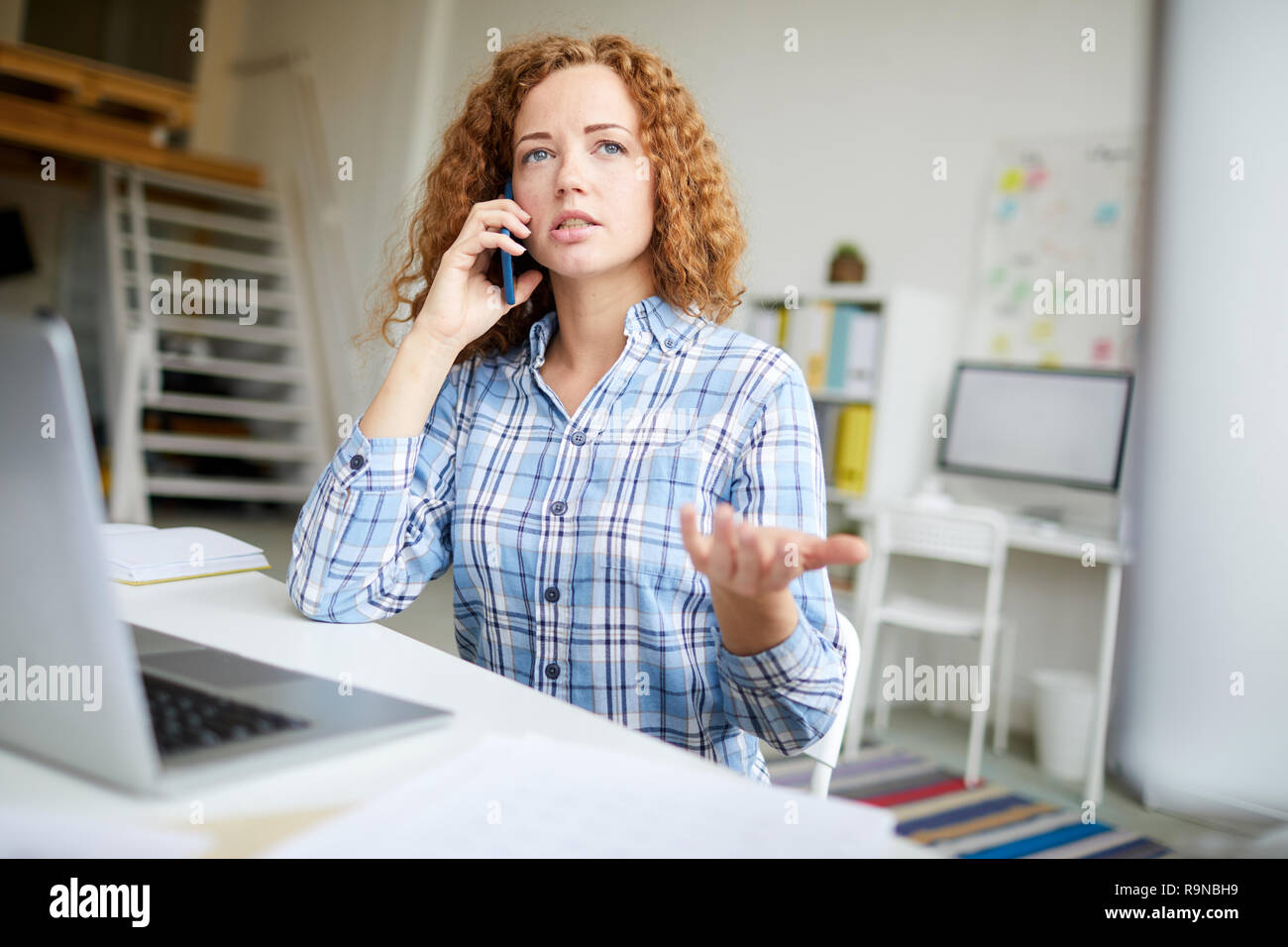 Phoning girl hi-res stock photography and images - Alamy