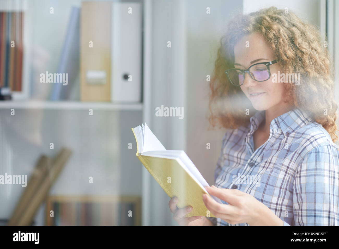 Reading in library Stock Photo - Alamy