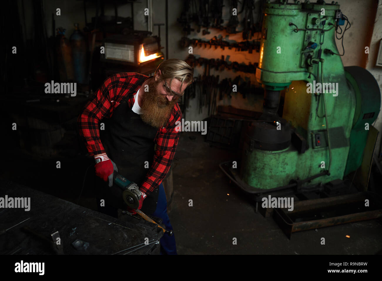 Manual factory worker hi-res stock photography and images - Alamy