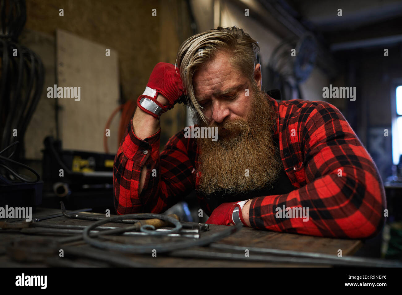 Craftsman person hi-res stock photography and images - Alamy