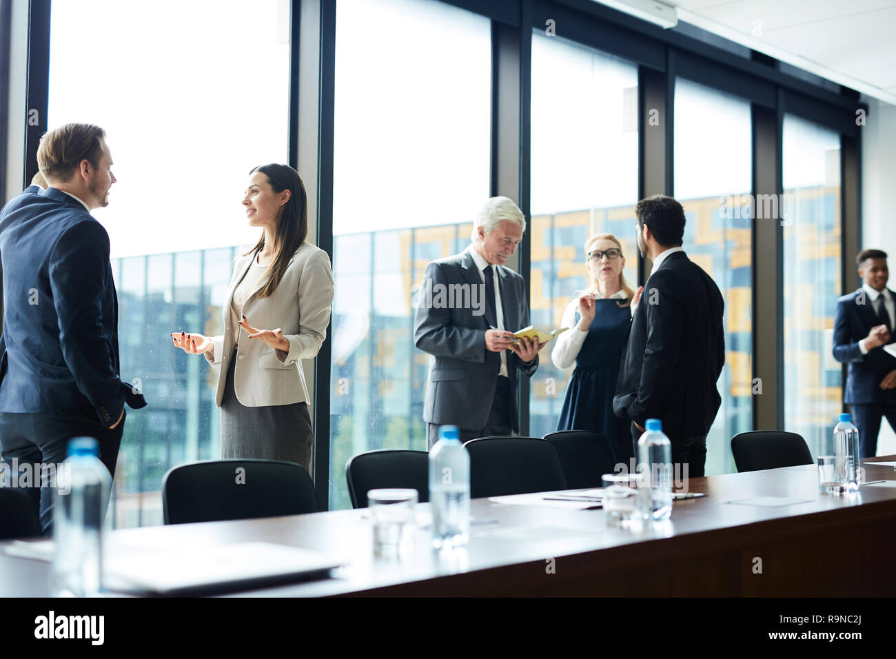 Sharing new ideas hi-res stock photography and images - Alamy