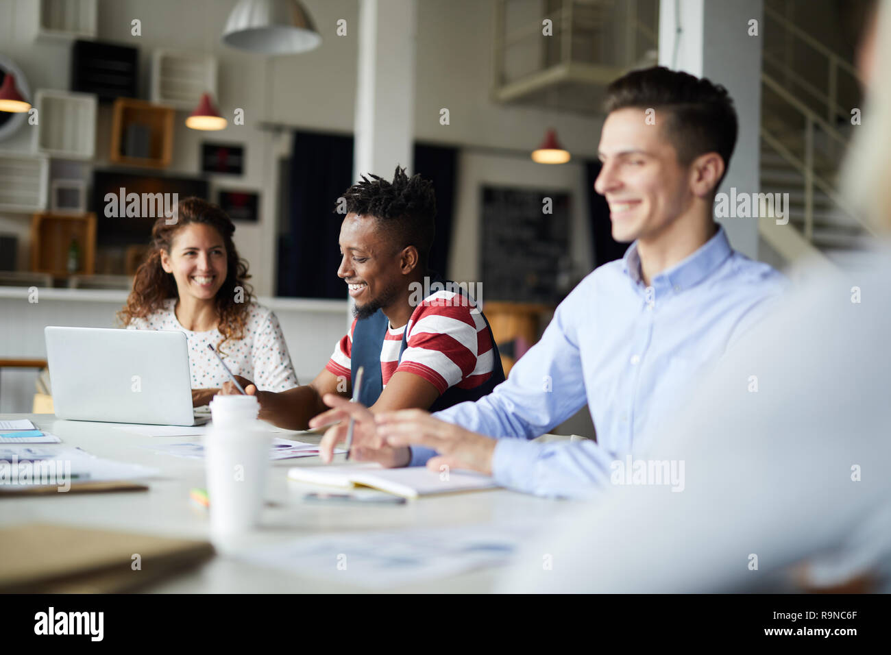 Teamwork at meeting Stock Photo - Alamy