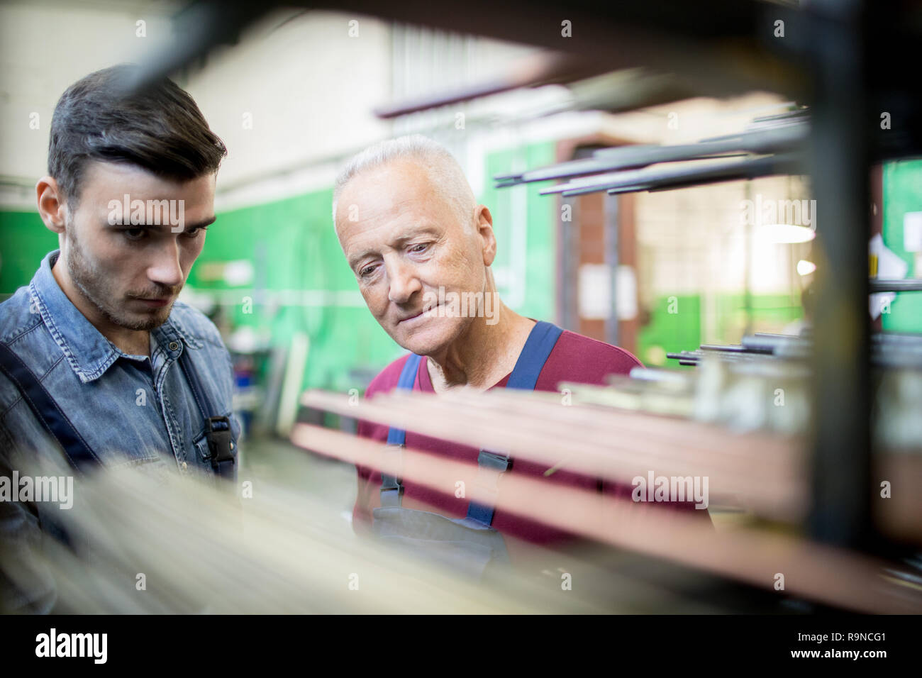 Engineering workers factory hi-res stock photography and images - Alamy