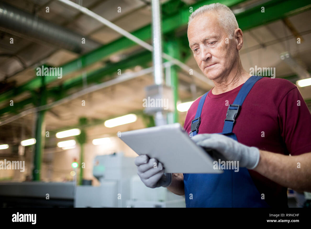 Factory worker at work Stock Photo - Alamy
