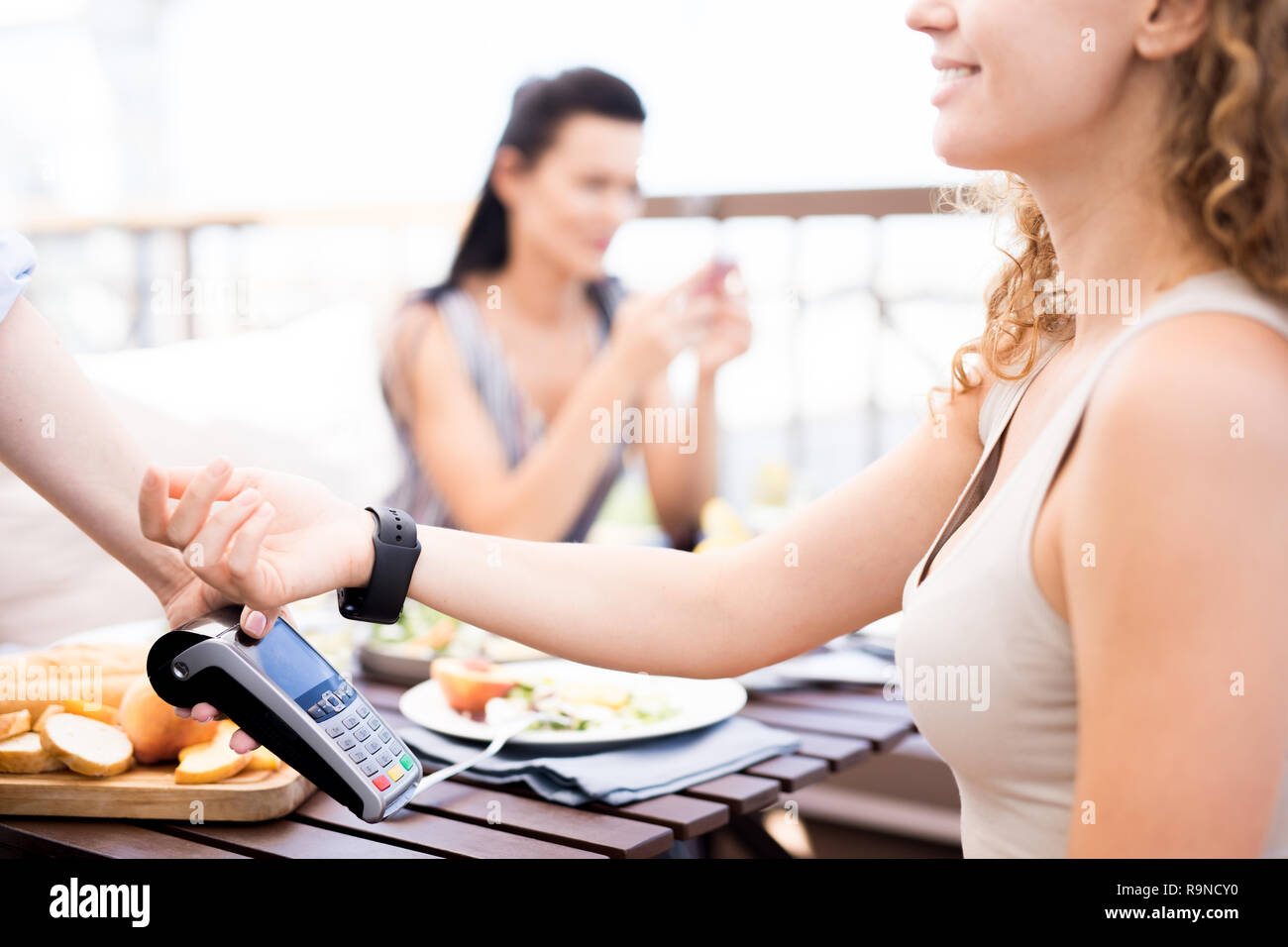 Paying for lunch Stock Photo - Alamy