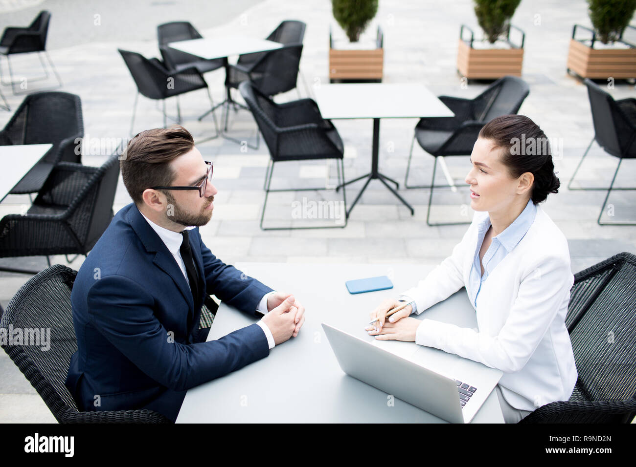 Communicating man and woman on business meeting Stock Photo - Alamy