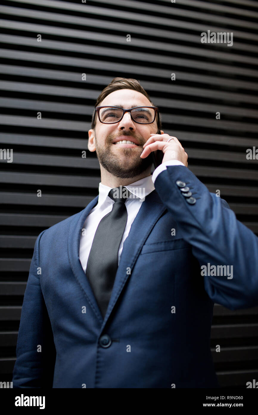 Man smartphone hi-res stock photography and images - Alamy