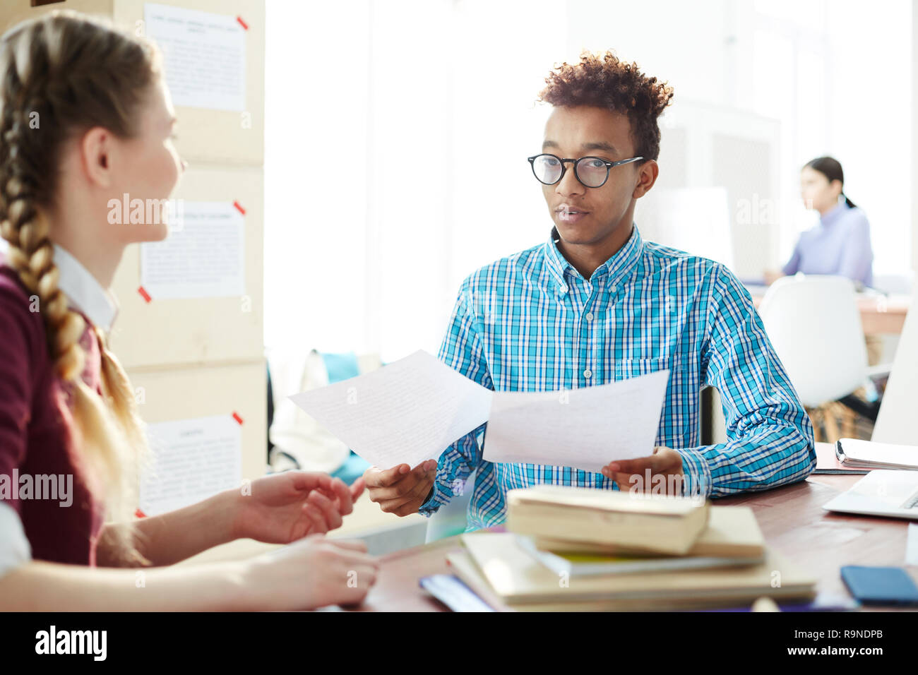 Students in library Stock Photo - Alamy