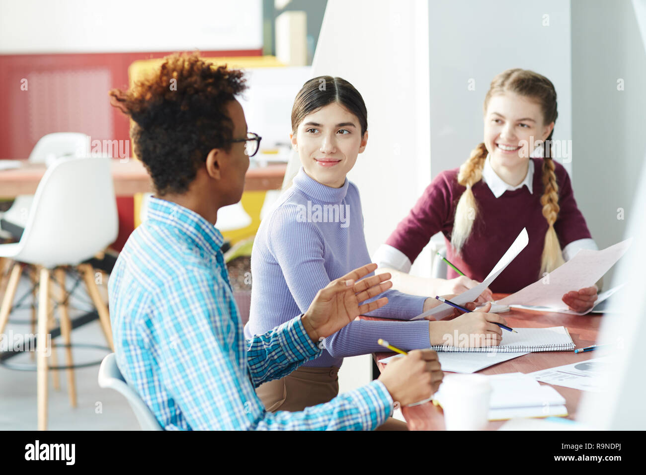Explaining tasks hi-res stock photography and images - Alamy