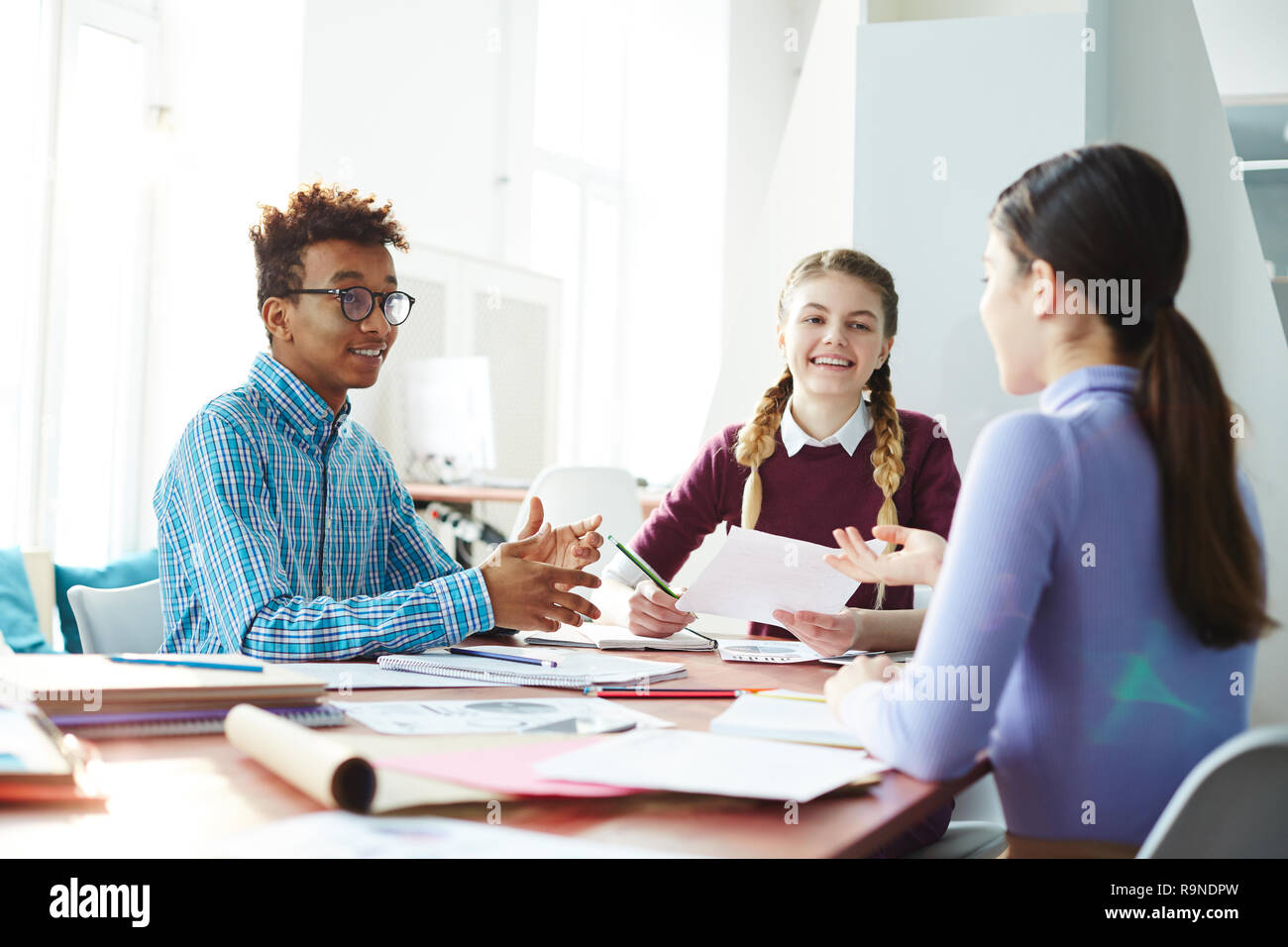 Project discussion school hi-res stock photography and images - Alamy