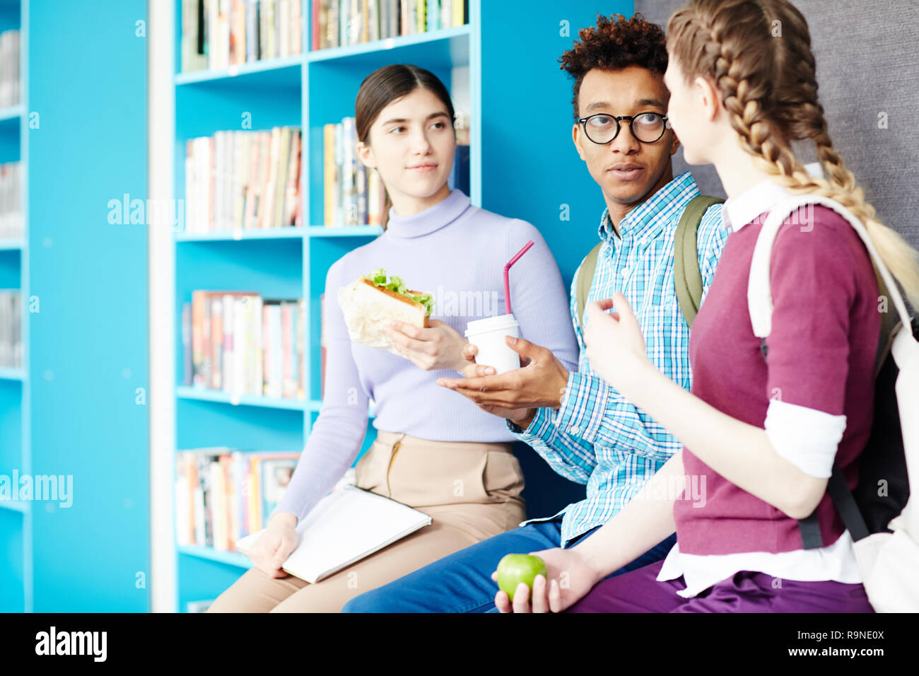 University students back library hi-res stock photography and images ...