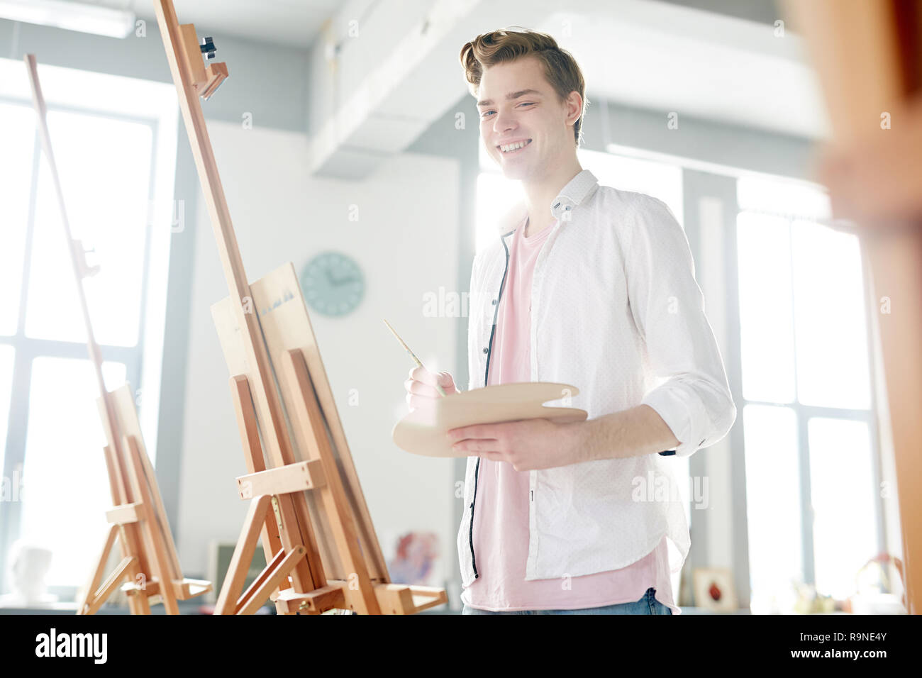 Artist looking drawing studio hi-res stock photography and images - Alamy