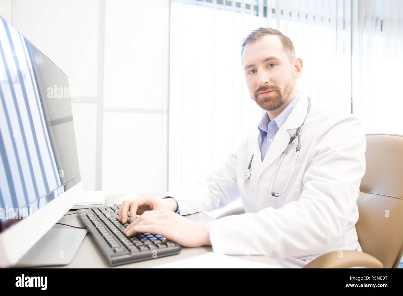 Clinician computer hi-res stock photography and images - Alamy
