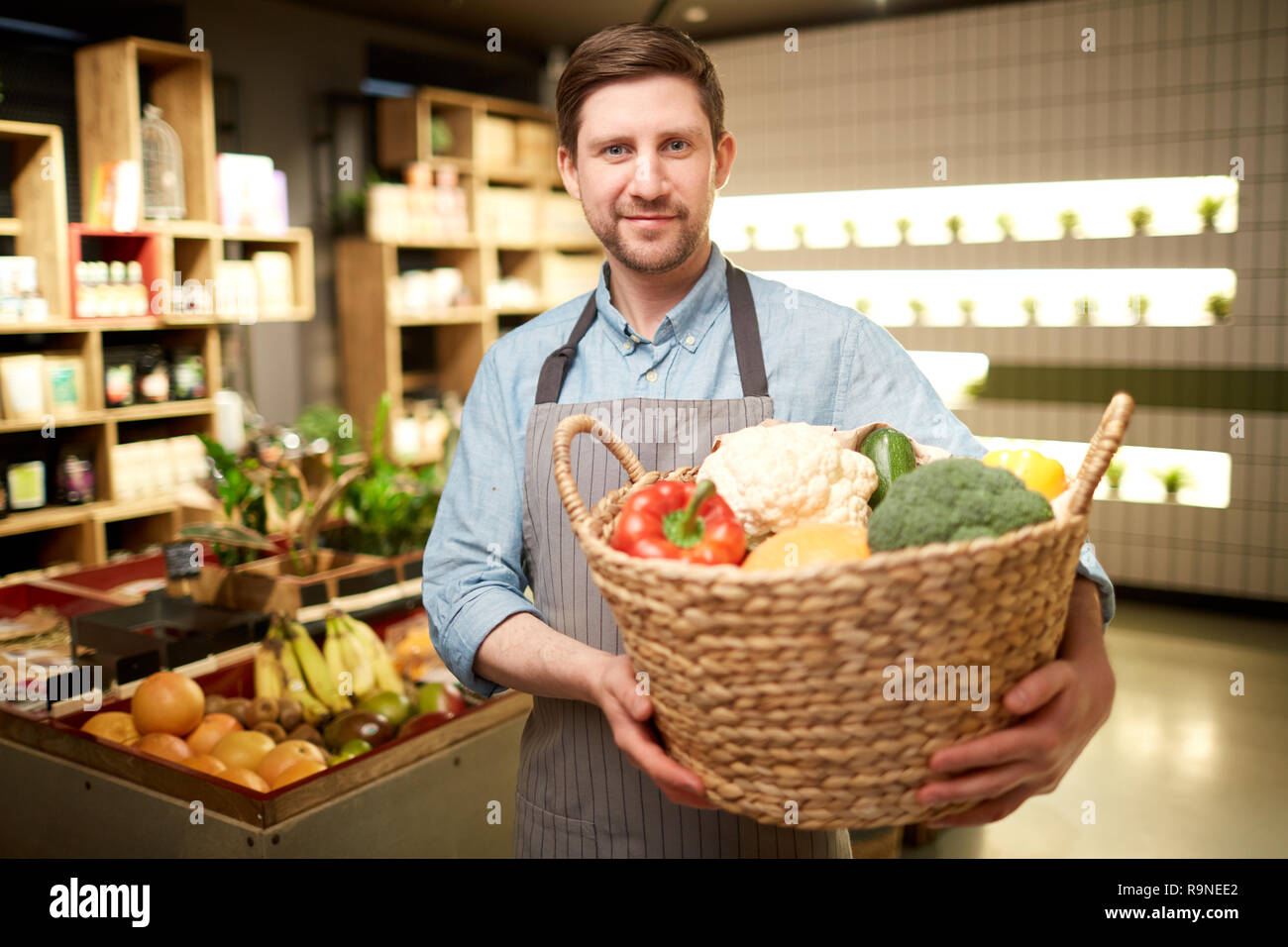 Man supermarket fruit and vegetables hi-res stock photography and ...
