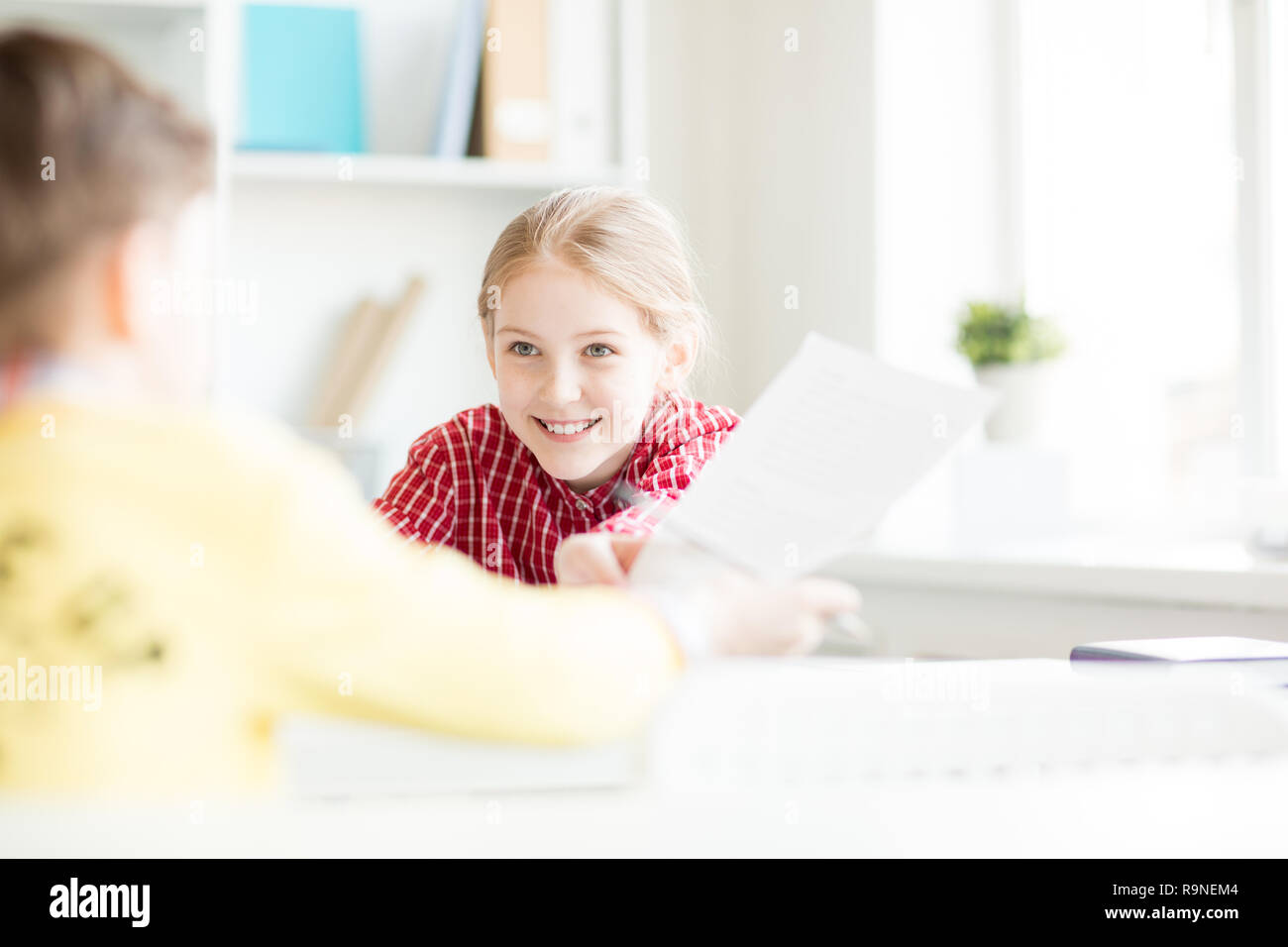 Classmate helping hi-res stock photography and images - Alamy