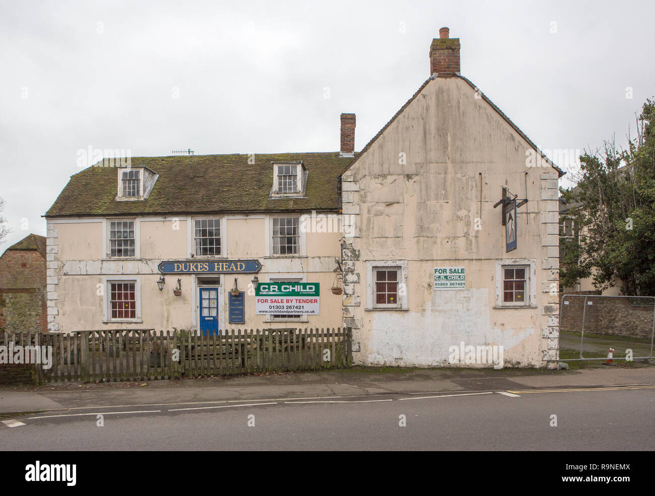 A closed public house Stock Photo - Alamy