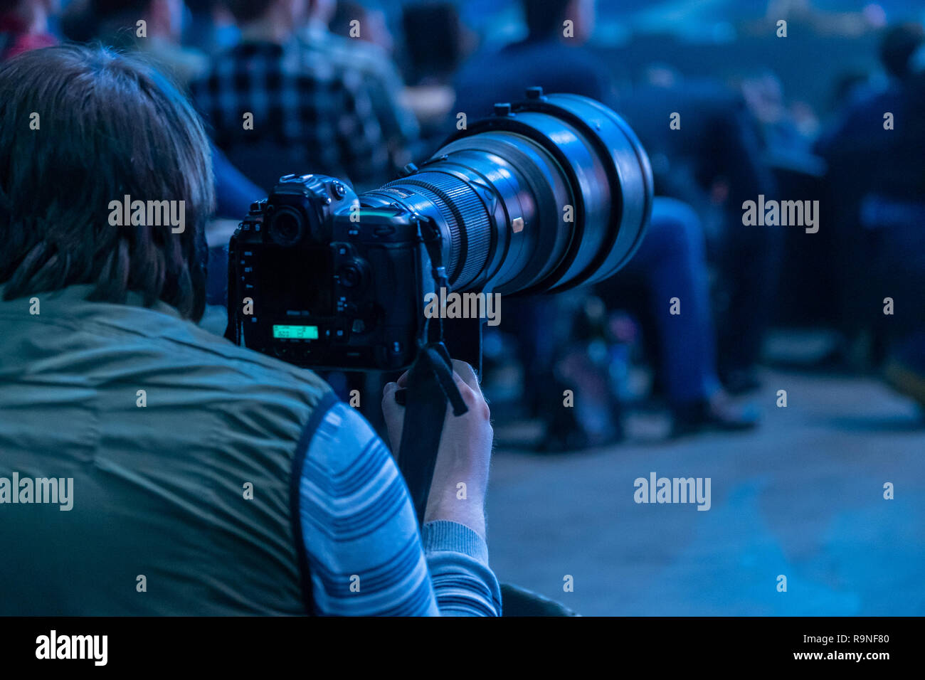 Journalist photographer with a telephoto lens at work Stock Photo - Alamy
