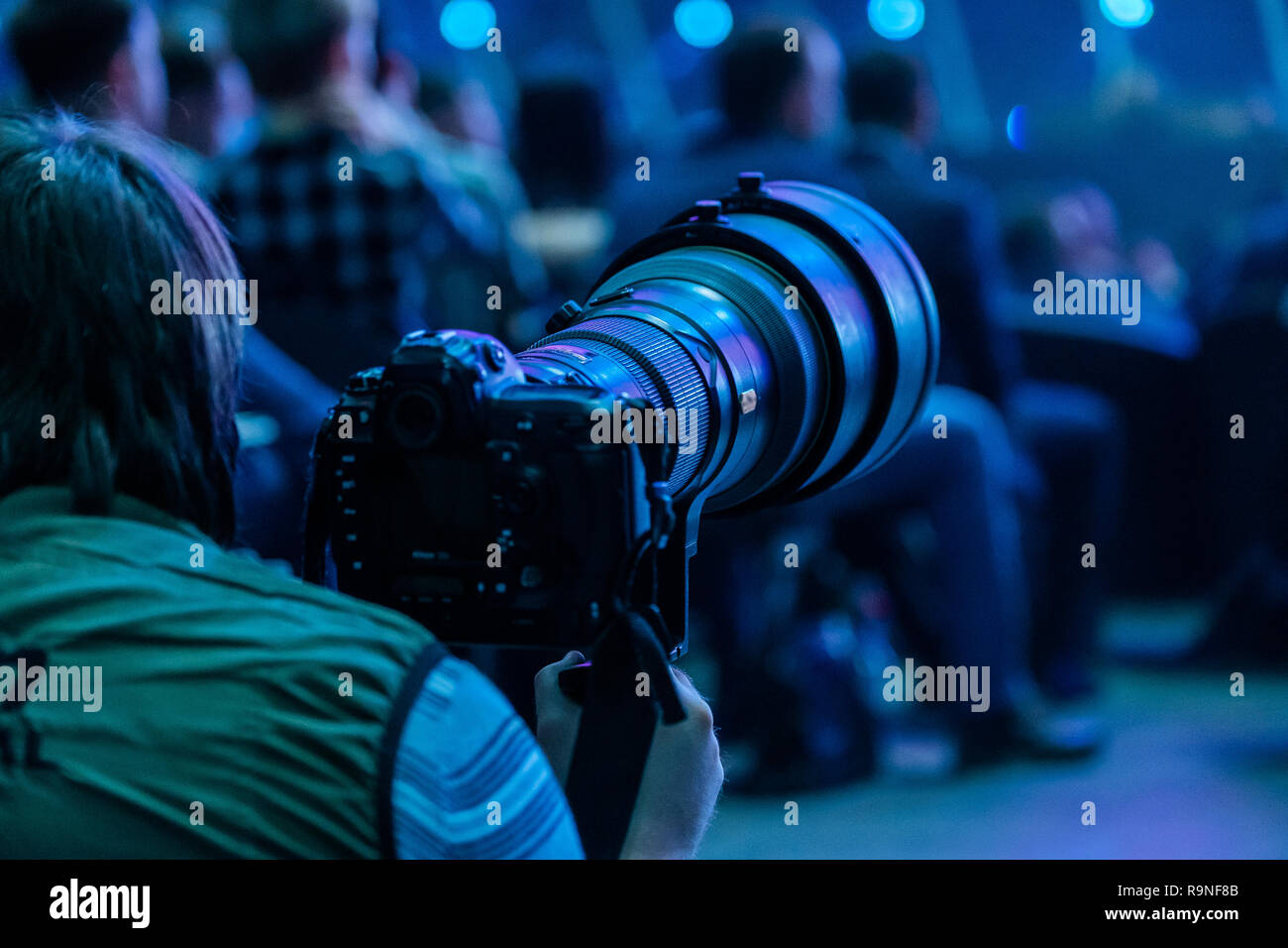 Journalist photographer with a telephoto lens at work Stock Photo - Alamy