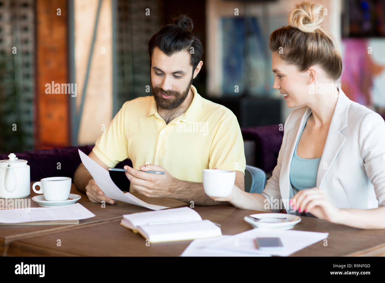 Explaining entrepreneur hi-res stock photography and images - Alamy