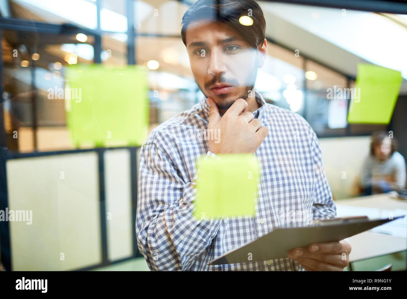 Man office notice board hi-res stock photography and images - Alamy