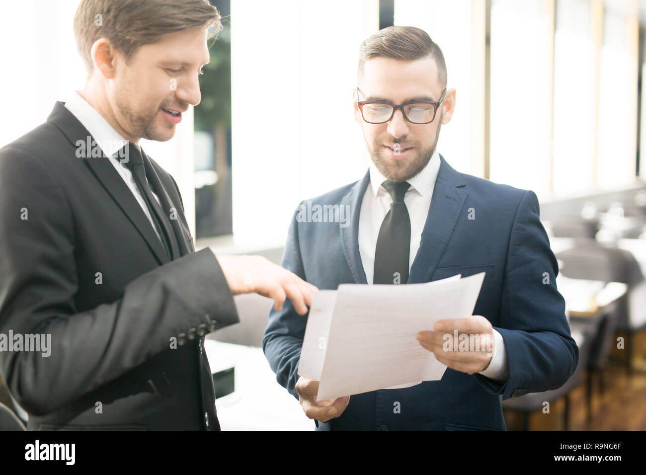 Discussion of contract points Stock Photo - Alamy