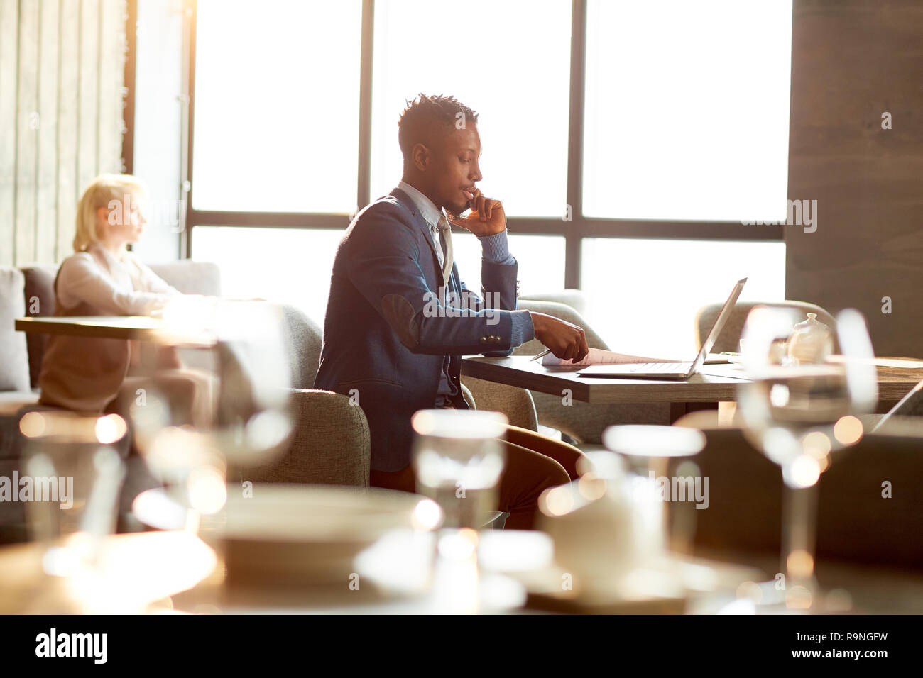 Phoning and working hi-res stock photography and images - Alamy