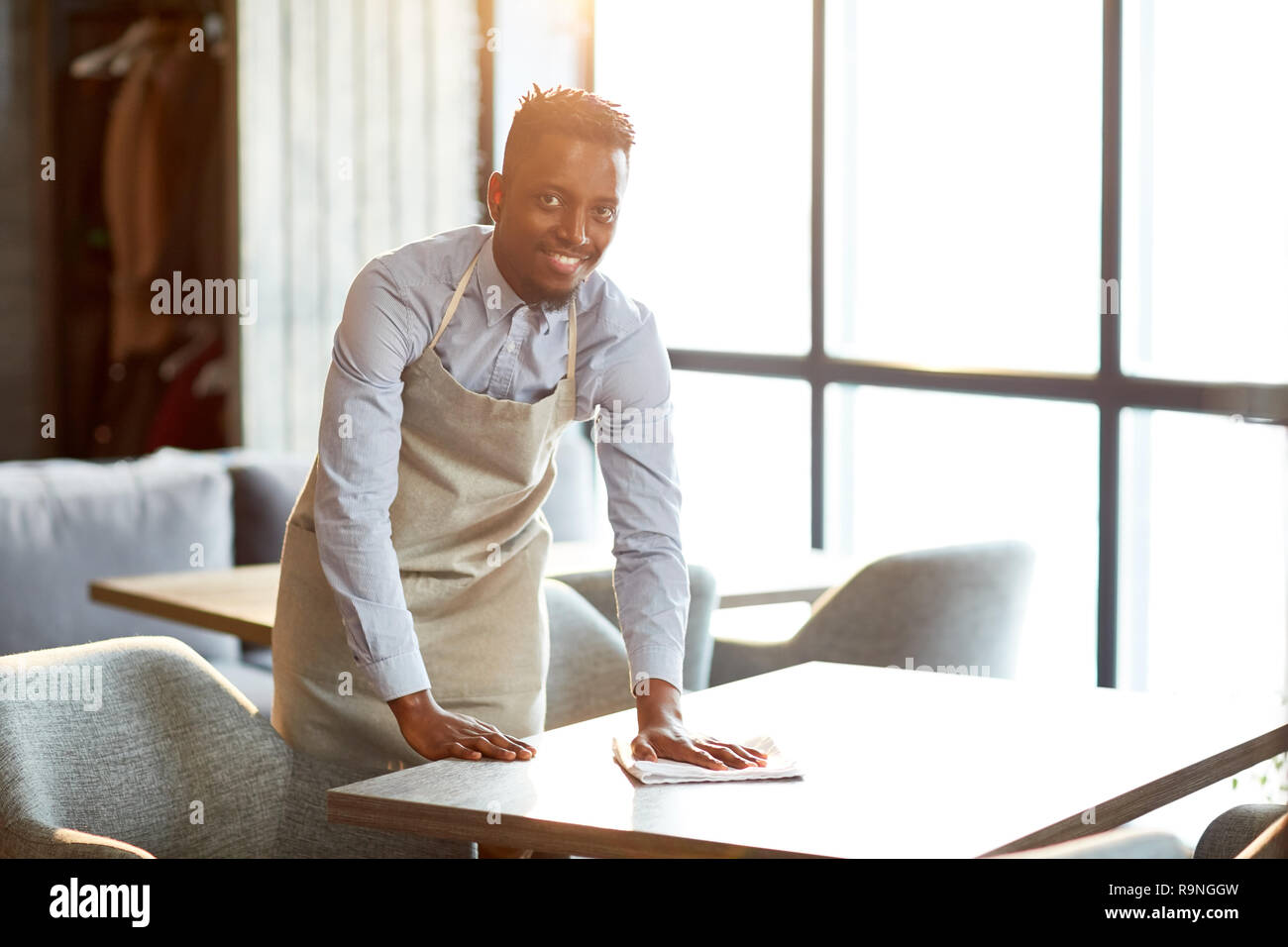 Waiter cleaning table hi-res stock photography and images - Alamy