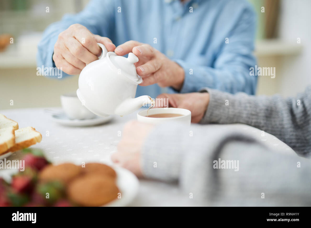 Pouring hot tea Stock Photo - Alamy