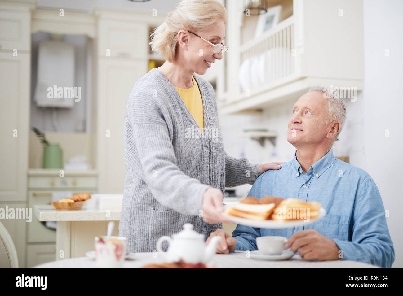 Seniors in the kitchen Stock Photo - Alamy