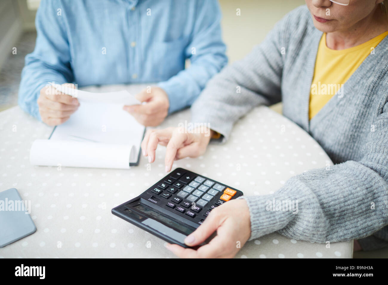 Electronic calculations hi-res stock photography and images - Alamy