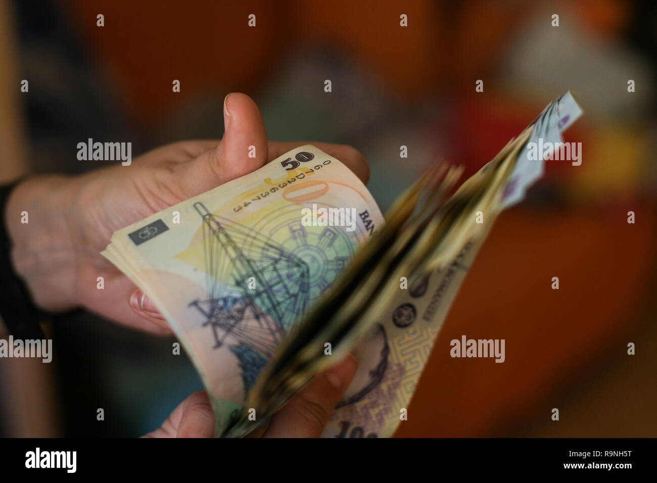 100 lei banknotes hi-res stock photography and images - Alamy