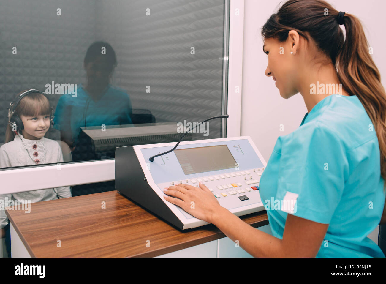 Audiometer test hi-res stock photography and images - Alamy