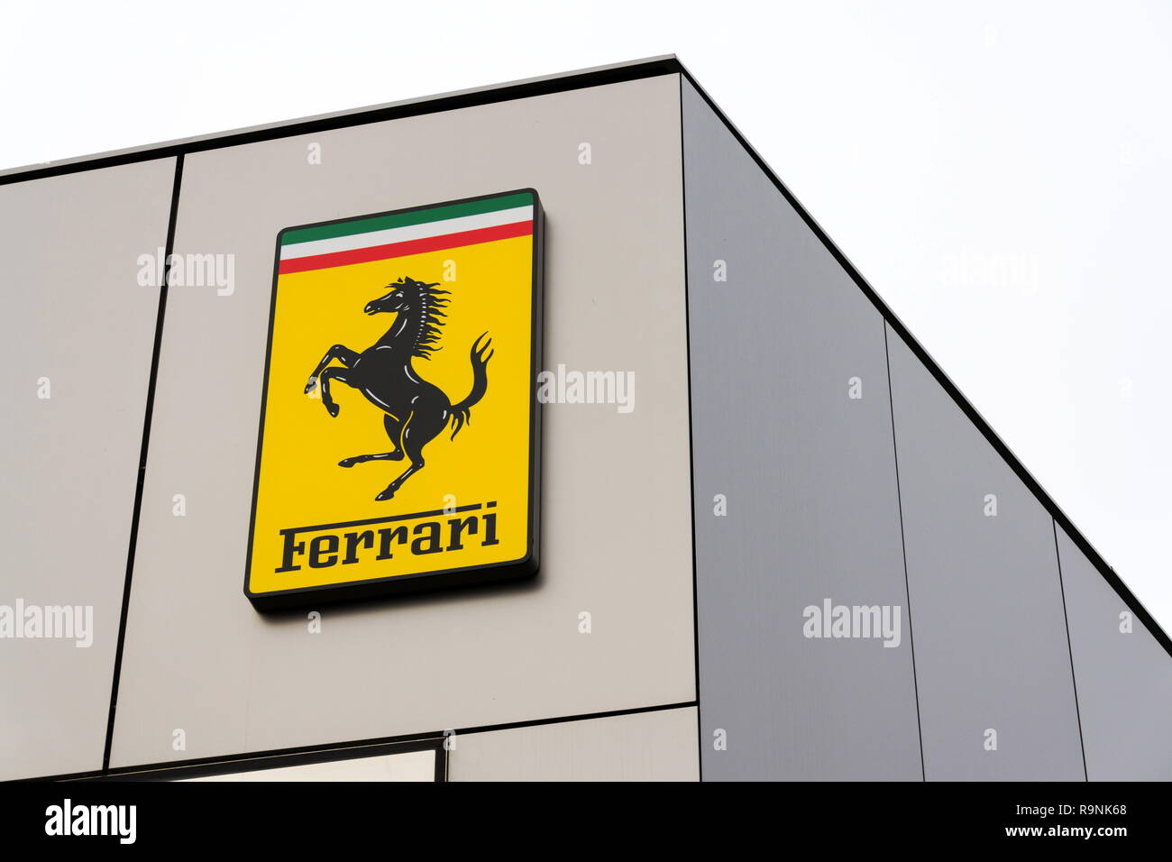 Ferrari logo horizontal hi-res stock photography and images - Alamy