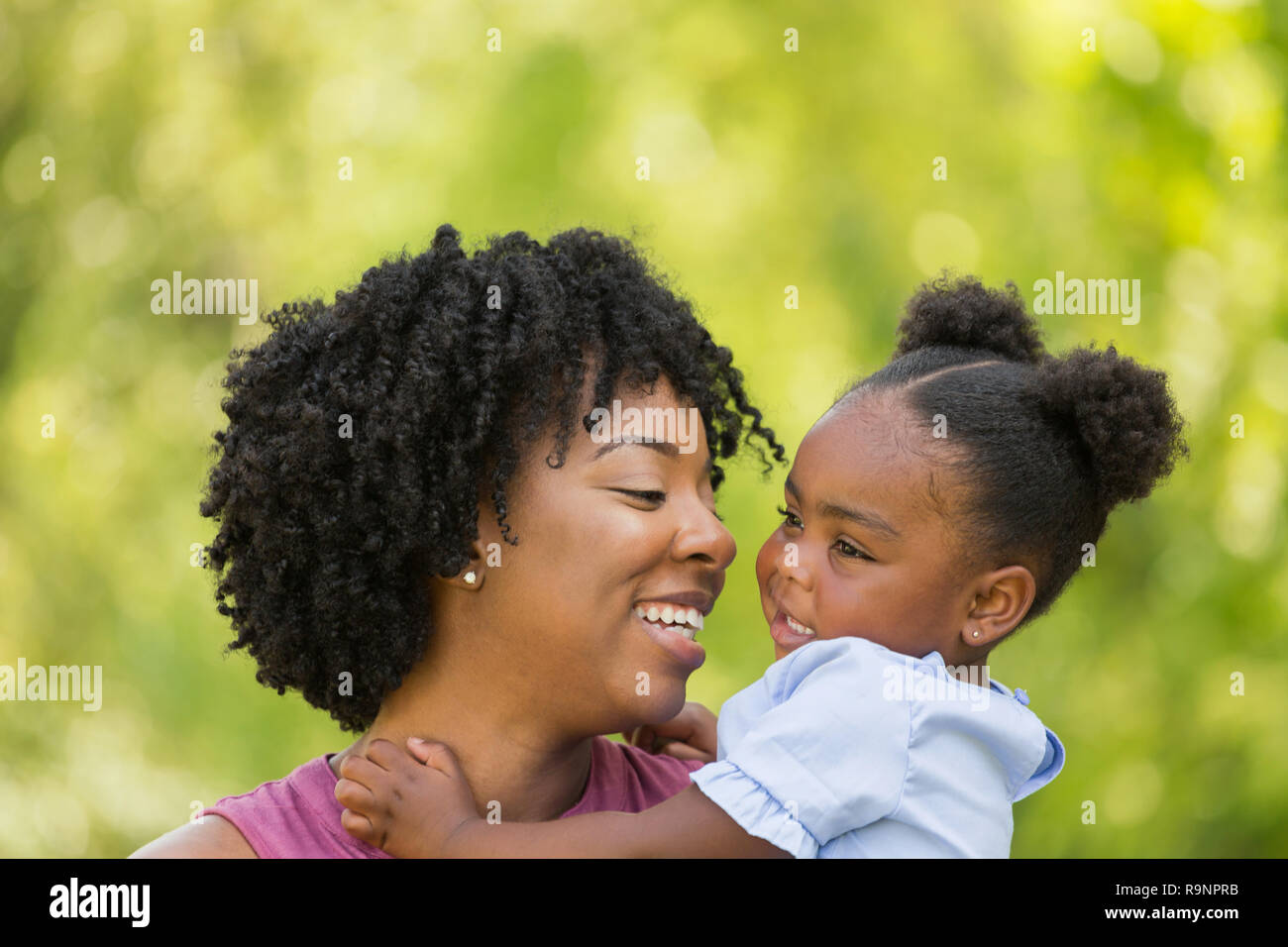 African american mom and daughter hi-res stock photography and images - Alamy