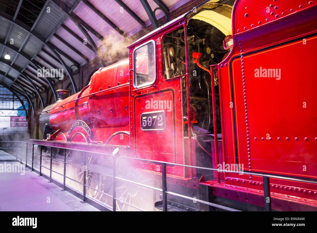 Hogwarts castle express steam train hi-res stock photography and images ...