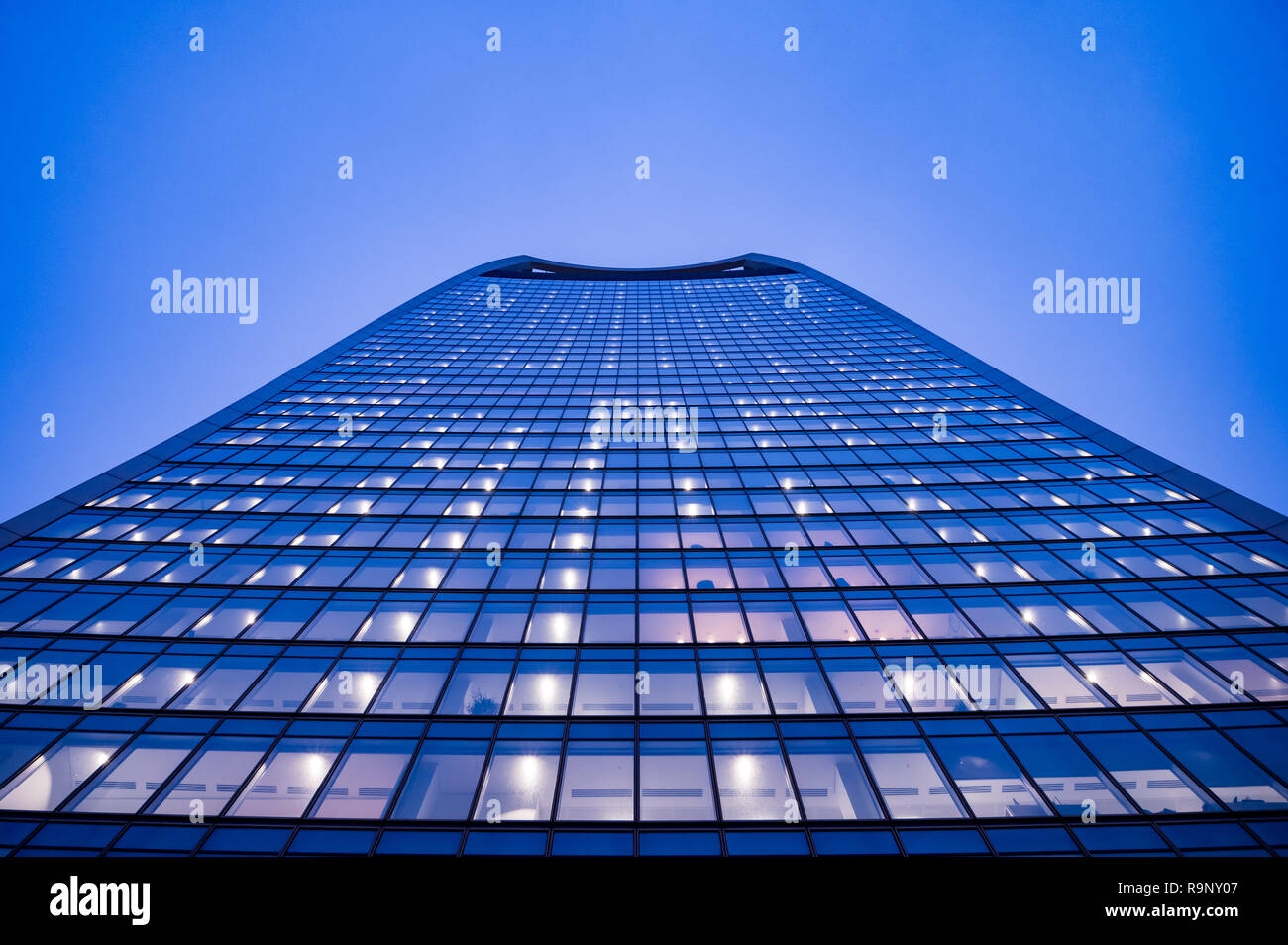 Perpendicular building skyscraper hi-res stock photography and images ...