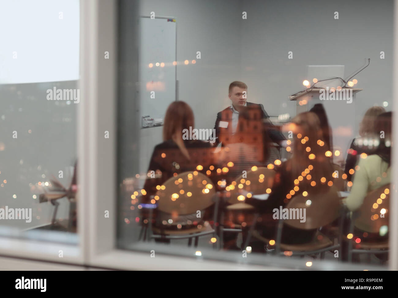 Management meeting behind glass hi-res stock photography and images - Alamy