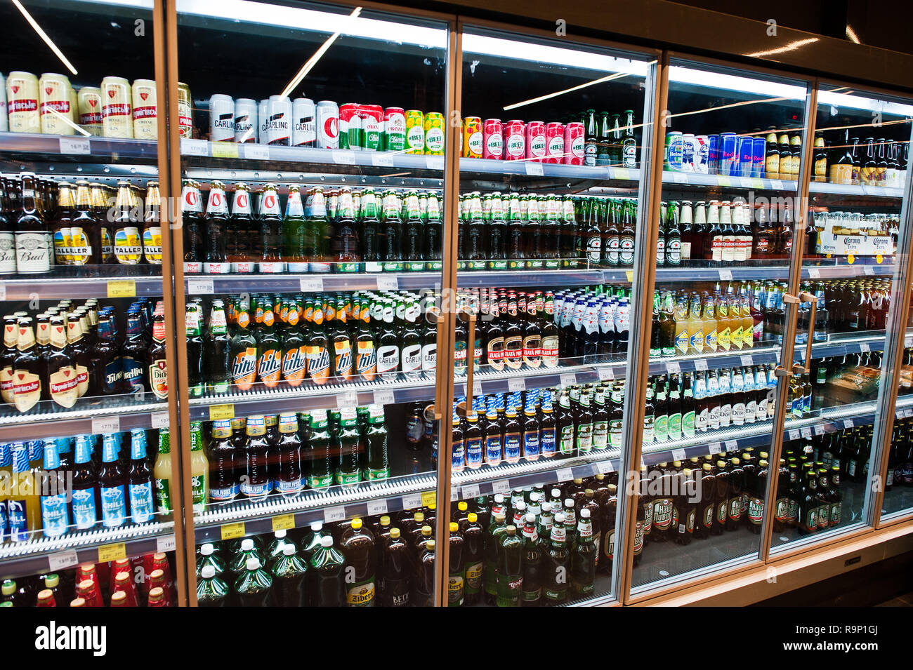 Alcohol fridge shop hi-res stock photography and images - Alamy