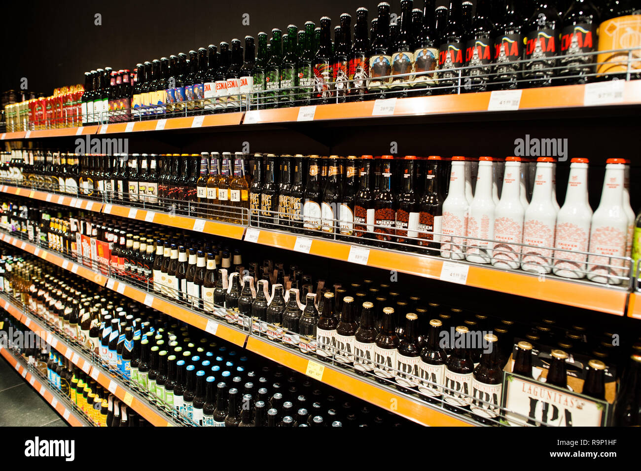 American beer shelves supermarket hi-res stock photography and images ...