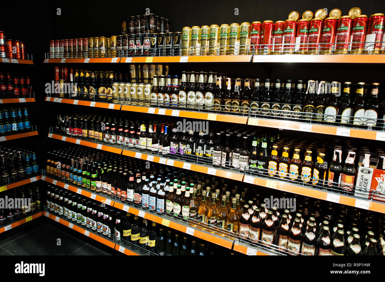 American beer shelves supermarket hi-res stock photography and images ...