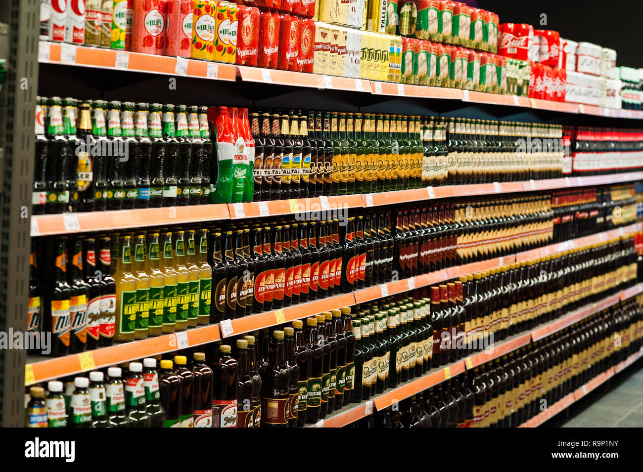 Aisle beer display grocery hi-res stock photography and images - Alamy