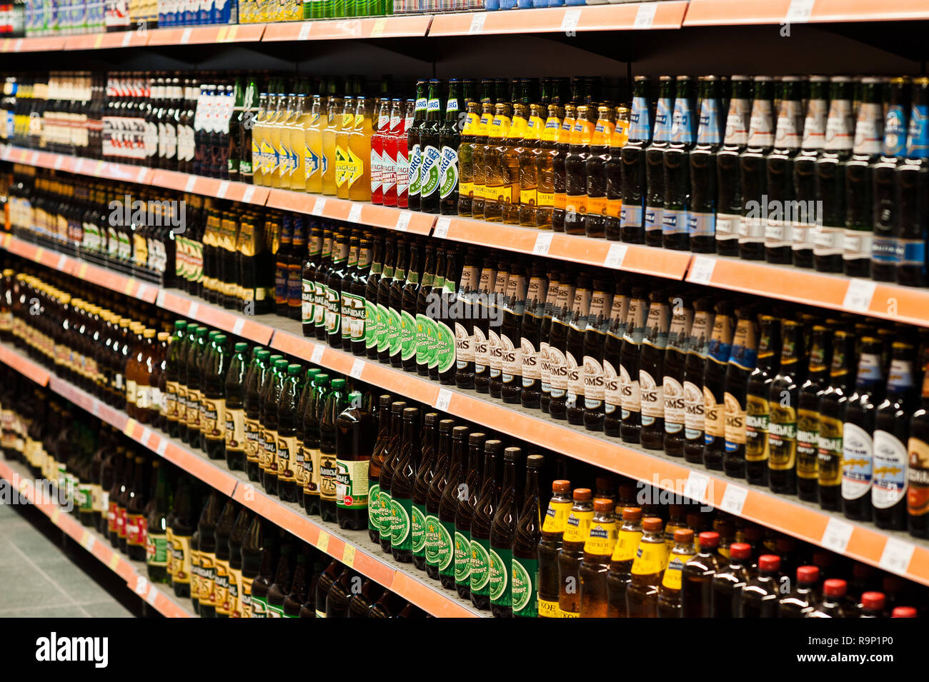 American beer shelves supermarket hi-res stock photography and images ...