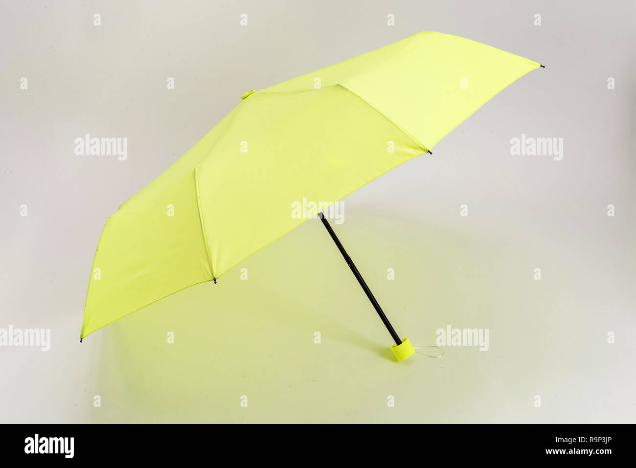 Yellow umbrella hi-res stock photography and images - Alamy